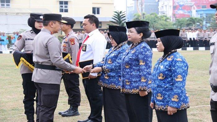 Kapolda Sumsel Kembali Berikan Piagam Penghargaan dan Pin Emas Kepada Pesonel Berprestasi ...
