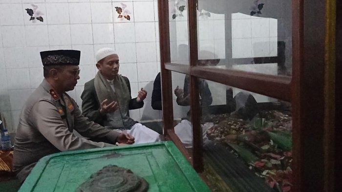 Kapolda Ziarah ke Makam Ki Merogan, Hari Bhayangkara ke-77 - Sripoku.com Kapolda Ziarah ke Makam Ki Merogan, Hari Bhayangkara ke-77 - Sripoku.com