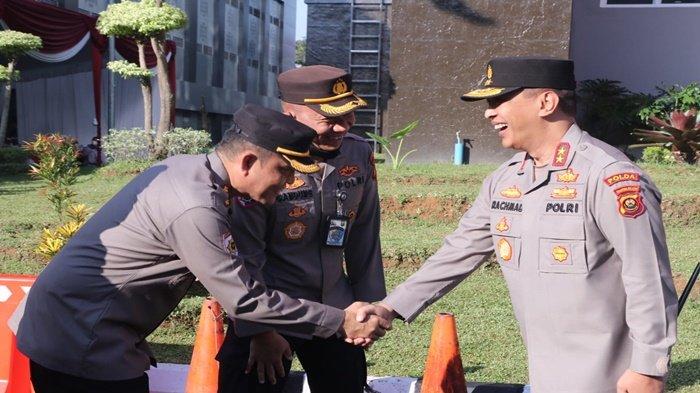 Kapolda Sumsel Kembali Memberikan Pin Emas dan Piagam Penghargaan Kepada Personil Berprestasi ...