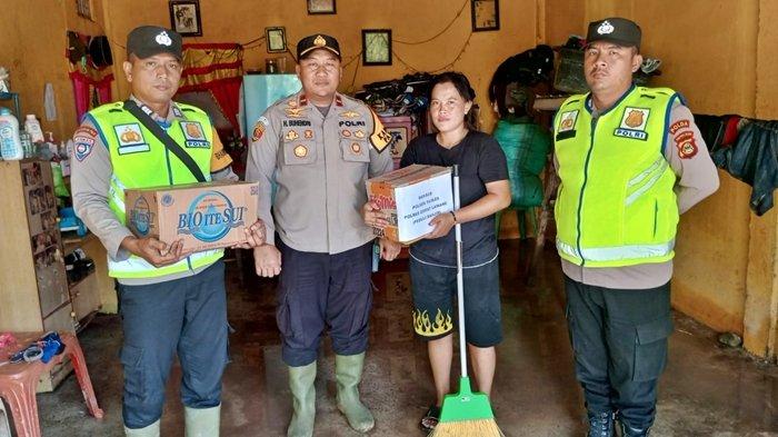 Warga Terima Bantuan Usai Banjir di Paiker Empat Lawang, Petugas Himbau ...