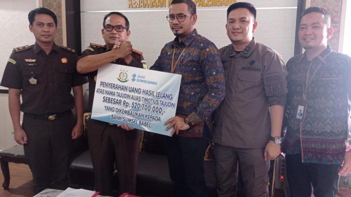 Kejari Palembang Serahkan Uang Hasil Lelang Barang Rampasan Terpidana ...