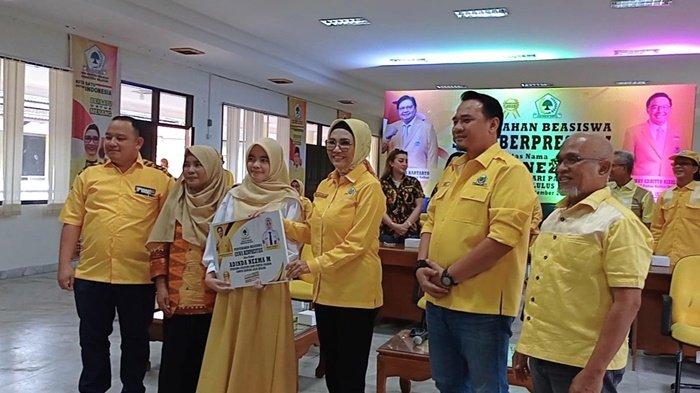 Airlangga Hartarto Wujudkan Impian Anak Buruh-ART di Sumsel Jadi Dokter ...