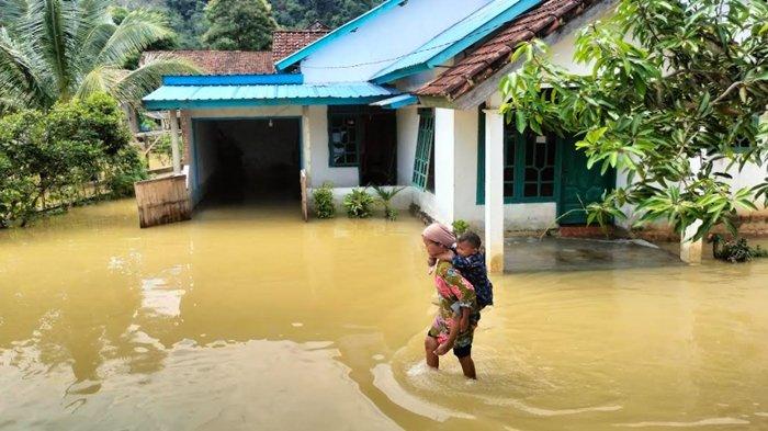 Sungai Sake Muba Meluap, Warga Ramai-ramai Manfaatkan Banjir Cari Ikan ...