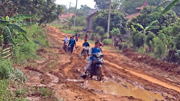 Jalan Berlumpur Parah, Pelajar Sering Terpeleset Saat Hujan di Desa ...