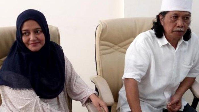 Video: Sosok Novia Kolopaking, Istri Cak Nun yang Temui Jokowi, Artis ...