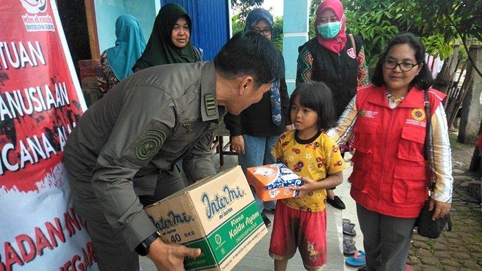 Bantuan Korban Banjir Mulai Mengalir, BIN Bantu Sembako Warga Terdampak Korban Banjir - Sripoku.com