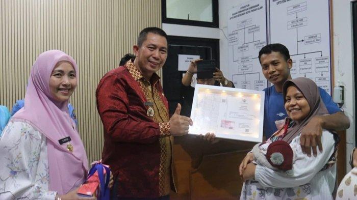 Melahirkan di RS Daerah Basemah Pagar Alam Langsung Dapat KK, KIA dan ...
