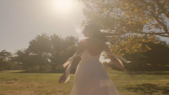 Lirik dan Translate Lagu Blue by Yung Kai, Viral di TikTok, Cocok untuk ...