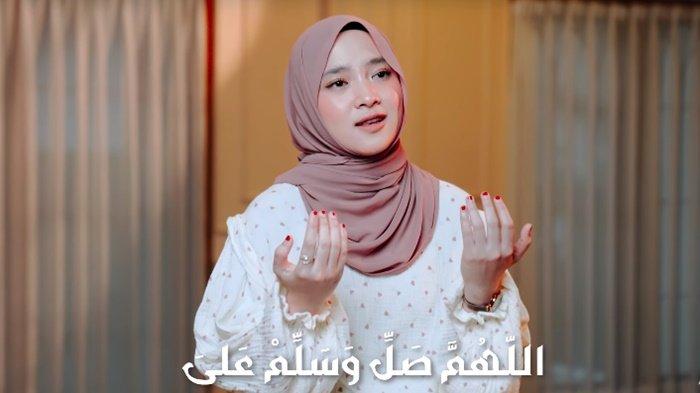 Lirik Sholawat Thobibi Qolbi Lengkap Arab, Latin dan Terjemahan ...