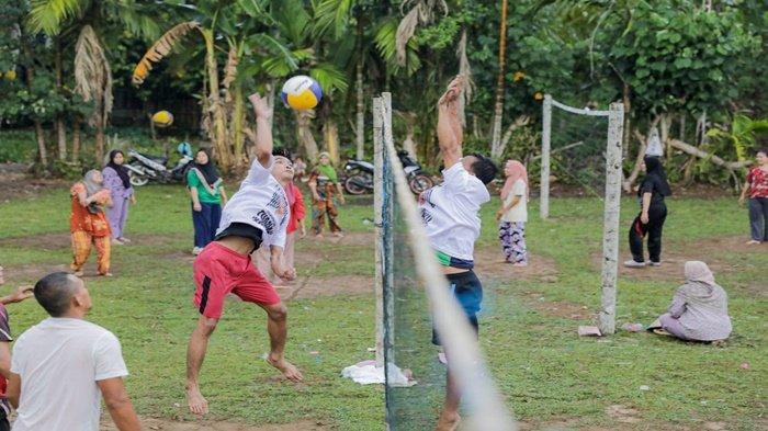 Main Voli, Cara Loyalis Ganjar Jalin Silahturahmi dengan Warga Muratara - Sripoku.com