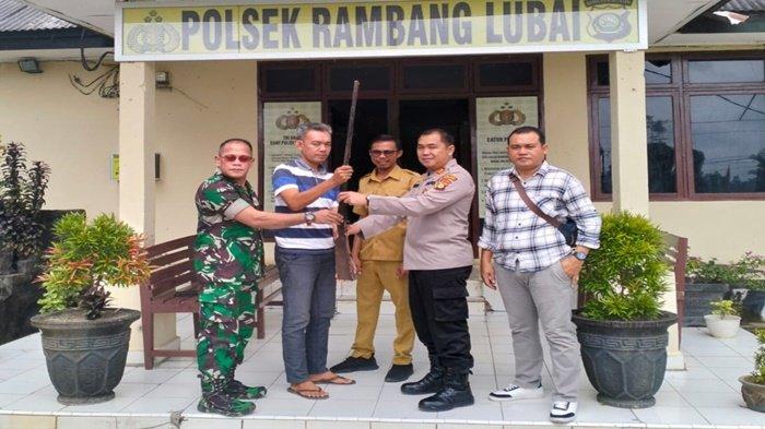 Warga Dua Desa Kecamatan Rambang Lubai Serahkan Senpira Secara Sukarela ...