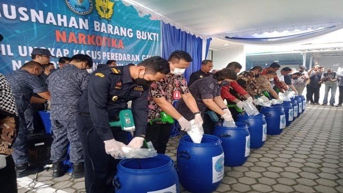 Sabu 115 Kg Dimusnahkan dengan Cara Diblender dan Dicampur Detergen - Sripoku.com