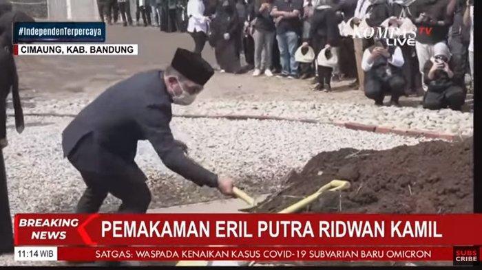 Ridwan Kamil Orang Pertama Masukan Tanah ke Liang Lahat Eril, Lantunan Azan Merdu Iringi ...