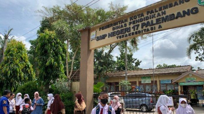 Hari Pertama Sekolah, SMP N 17 Palembang Laksanakan MPLS dengan Prokes ...