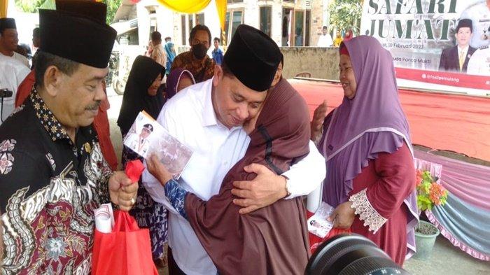 Nenek Sami Spontan Peluk Bupati Askolani Sambil Menangis - Sripoku.com