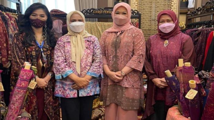 UMKM Ladys Tenun Klasik Palembang Kebanjiran Orderan, Iriana Jokowi ...