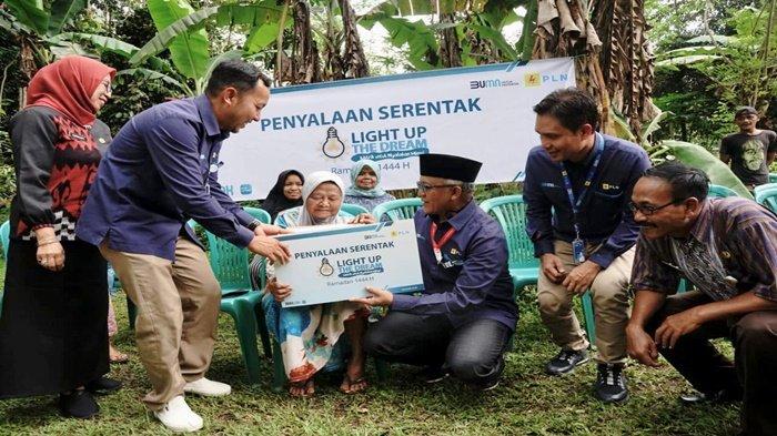 Bertahun Tahun Tak Bisa Nikmati Listrik, 3024 Warga Dapat Bantuan ... Bertahun Tahun Tak Bisa Nikmati Listrik, 3024 Warga Dapat Bantuan ...