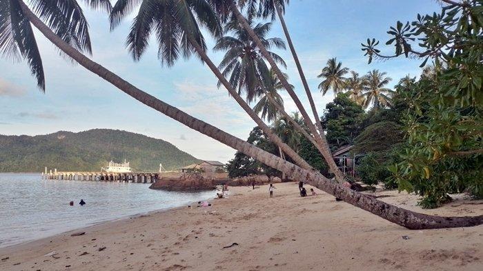 Wisata Pantai Pasir Manang Anambas dengan Pemandangan Laut Bening Nan ...