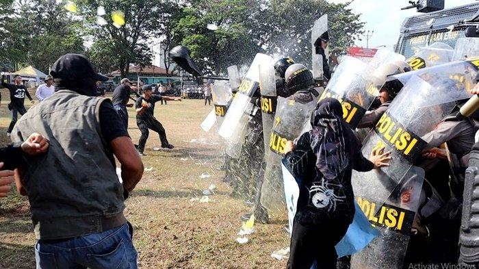 Polres Muara Enim Gelar Apel Pasukan dan Simulasi Sispamkota untuk Pengamanan Pilkada Serentak ...