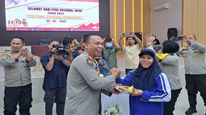 Wartawati Senior Sripo di Baturaja dapat Potongan Tumpeng dari Kapolres ...