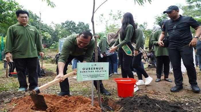 Peringati Hari Bakti Rimbawan ke-41, Plh Sekda Edward Candra Tanam 400 Bibit Pohon di Punti Kayu ...