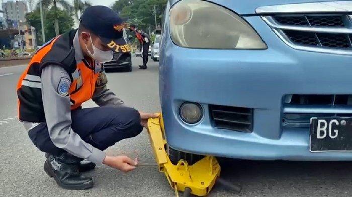 Tujuh Mobil Parkir Sembarangan di Depan RSMH Palembang Dikunci Gembok oleh DIshub - Sripoku.com