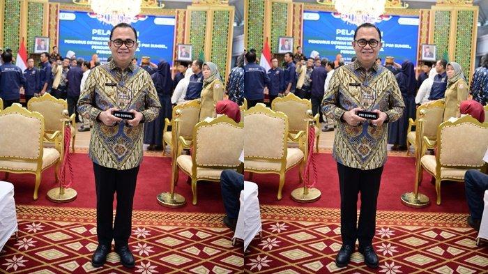 Pj Bupati Banyuasin Hani Syopiar Rustam Terima Penghargaan Kategori Birokrat Peduli Pers ...