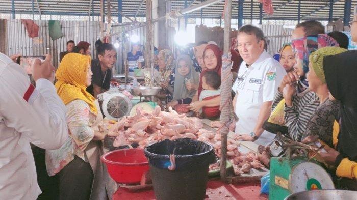Tekan Inflasi, Pemkab Muara Enim Gelar Operasi Pasar Murah Pj Bupati ...