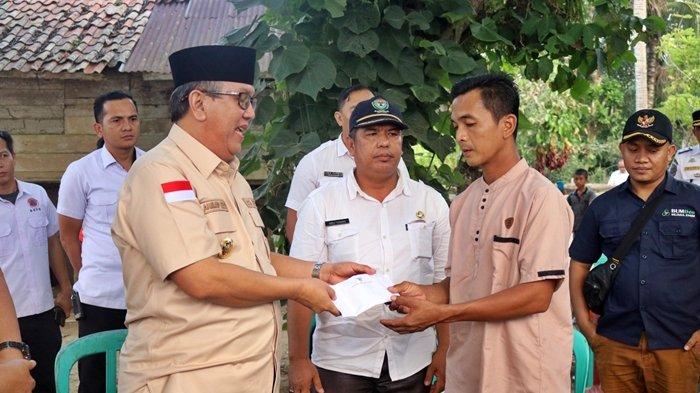 Serahkan Santunan Korban Tenggelam, Pj. Bupati Muara Enim Ingatkan Masyarakat Jaga Keselamatan ...