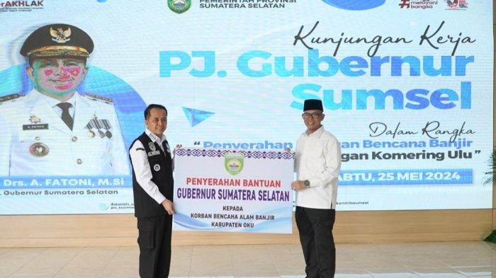 Pj Gubernur Sumsel Serahkan Bantuan untuk Korban Banjir di OKU, Jembatan yang Putus Segera ...