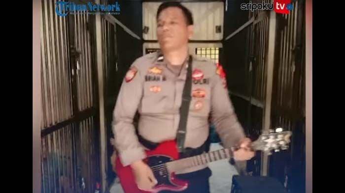 Video: Profil Brian Marpaung Polisi Viral Hibur Napi di Sel Saat ...