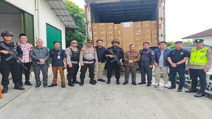 Polres Muara Enim Kawal Logistik Surat Suara Pemilu 2024 Menuju Gudang Logistik KPU Muara Enim ...