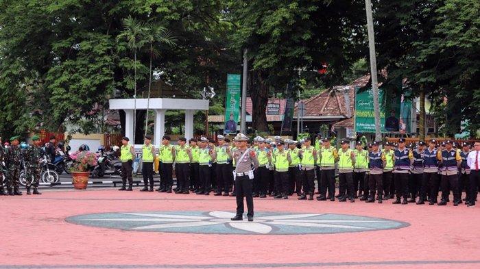 Polres Muara Enim Polda Sumsel Apel Gelar Pasukan Operasi Lilin Musi 2023 - Sripoku.com