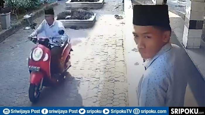 Video: Pria Berpeci Bergaya Alim Kepergok Curi Scoppy di Masjid Agung ...