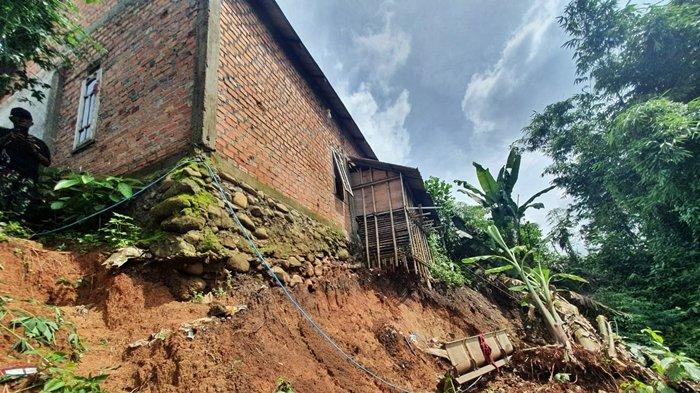 10 Rumah di Merapi Selatan Lahat Sumsel Terancam Ambruk Akibat Longsor ...