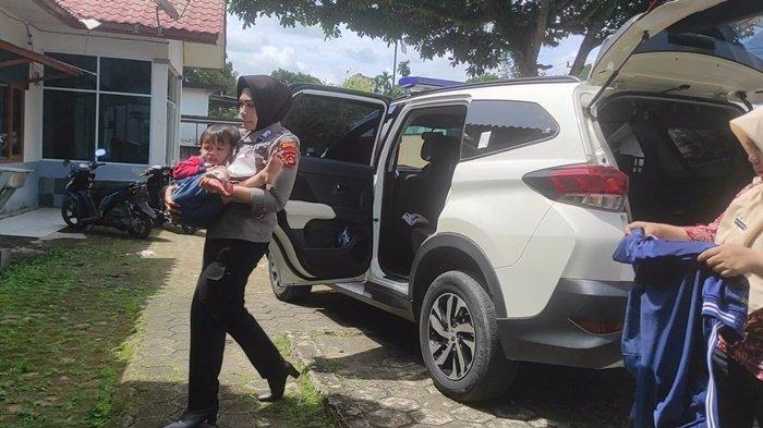 Saat Patroli Jalinteng di Sekayu, Anggota Satlantas Polres Muba Bantu Korban Laka Tunggal ...
