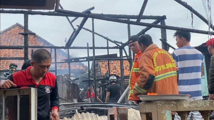 Diduga Korsleting Listrik, Satu Rumah Dihuni 4 KK di Samping Jembatan Musi IV Palembang Dilalap ...