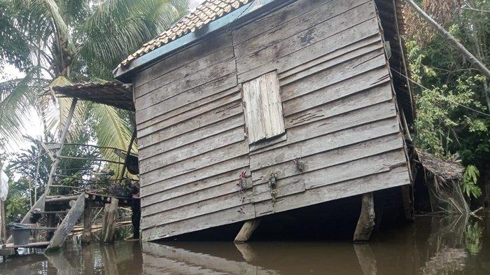 Gara-gara Terlalu Lama Terendam Banjir, Satu Rumah di Desa Petaling Muba Roboh - Sripoku.com