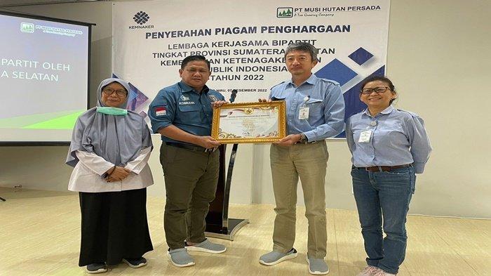 PT MHP Juara Pertama Penerima Sertifikat Penghargaan dari Lembaga ...