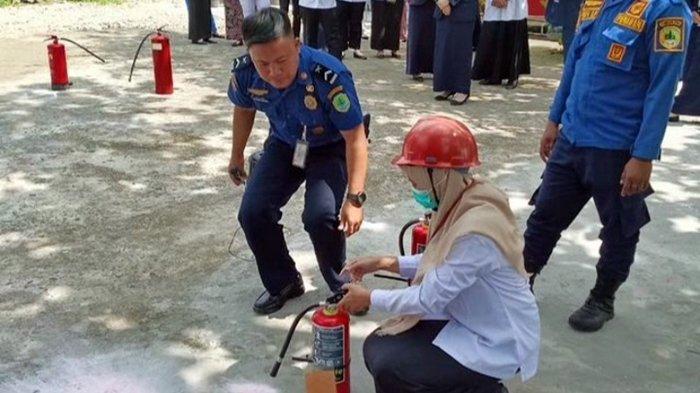 Damkar PALI Sumsel Berikan Pemahaman Pemadaman Api dengan Apar dan ...