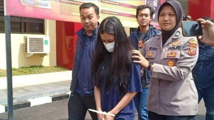 Video: Sosok Nadzila Selebgram yang Promosikan Judi Online dengan Goyang 'Mengundang' - Sripoku.com