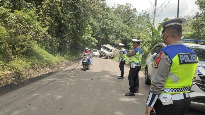 Jalan Licin dan Menanjak, Mobil Angkutan Batubara Nyaris Masuk Jurang, Jalinsum Dipadati ...