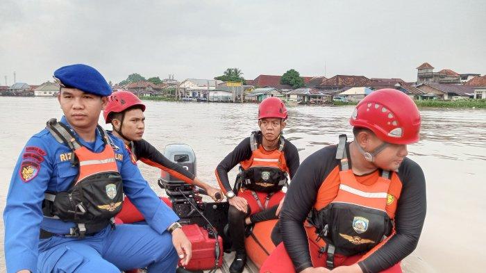 Basarnas Cari 1 ABK Korban Jukung Meledak di Sungai Musi, Petugas ...
