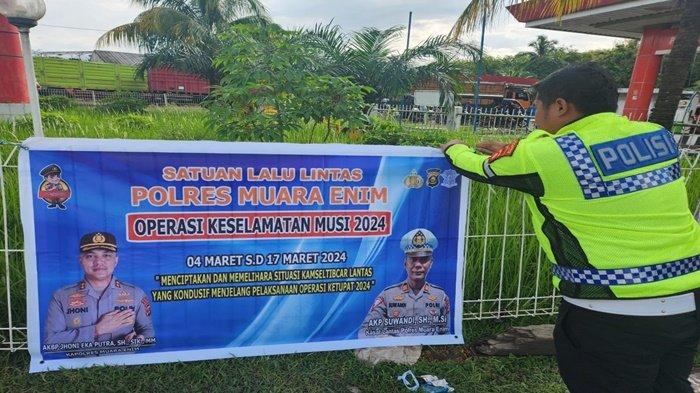Tekan Lakalantas, Polres Muara Enim Pasang Spanduk OPS Keselamatan Musi Tahun 2024 - Sripoku.com