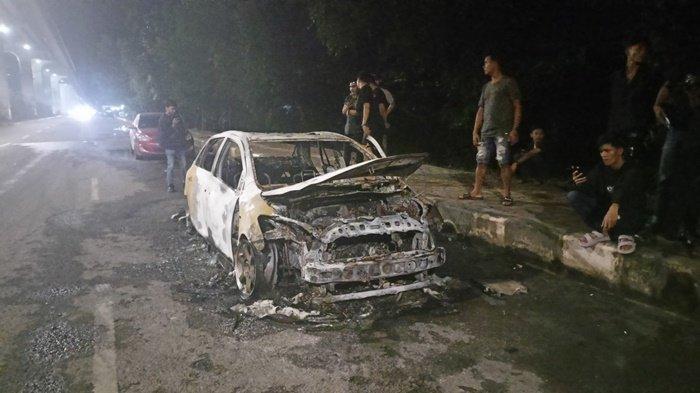 Toyota Vios Merah Terbakar di Jakabaring, Sopir dan Penumpang Selamat ...