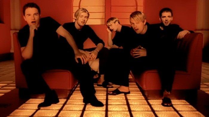 Translate Lirik Lagu Fool Again oleh Westlife, Cerita Seseorang ...