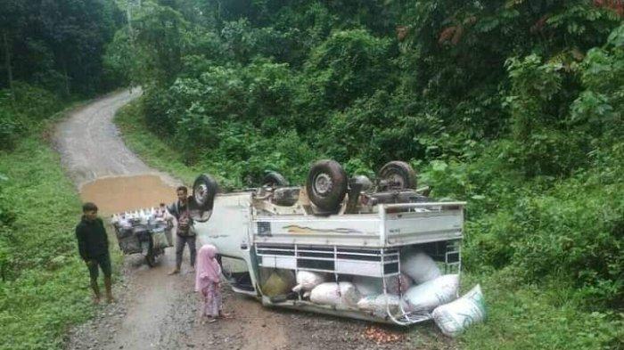 Lewati Jalan Tak Rata, Mobil Bermuatan Jengkol Terguling di Ulu Rawas ...