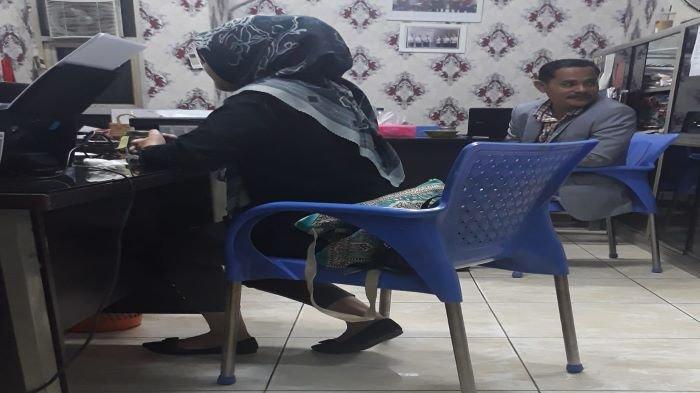 Kenakan Jilbab Hitam Bermotif, Winda Dicecar 30 Pertanyaan Oleh Peyidik ...