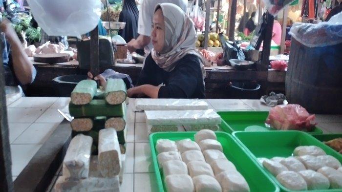 Harga Bahan Pokok di Pasar Tradisional Palembang Ada Penurunan, Tahu ...