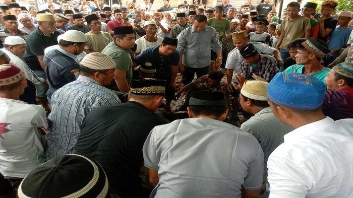 Ratusan Warga dari Anak-anak hingga Pejabat di Palembang Antar Abah ...